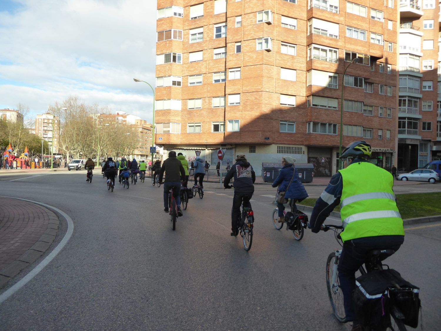Resumen gráfico. Concentración por el calmado del tráfico – Burgos Con Bici